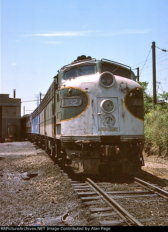 NJT E-8A 4332 and CR 4022